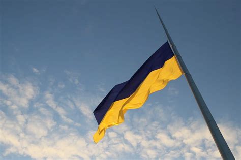 У Києві приспущено головний прапор України у чому причина Читайте на Ukr Net