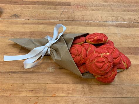 Cubana Mexicana Crea Ramos De Conchas En Forma De Corazón Y Rosa Para