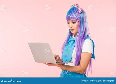 Animerad Flicka I Lila Wift Med Hjälp Av En Bärbar Dator Som är