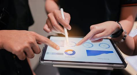 비즈니스 팀 개념에 대한 사업가 파트너와 아이디어 또는 컨설팅을 요청하고 공유하기 위해 대시 보드 화면 태블릿 장치에서 비즈니스 담당자 핸드 포인트를 닫습니다 3 명에 대한