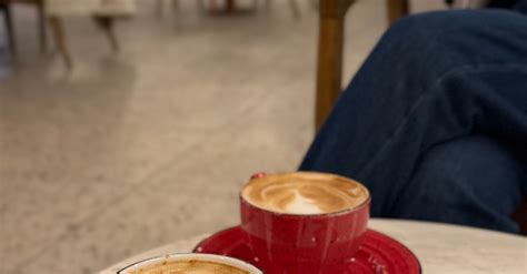 대리석 테이블 위에 라떼가 있는 아늑한 카페 풍경 · 무료 스톡 사진