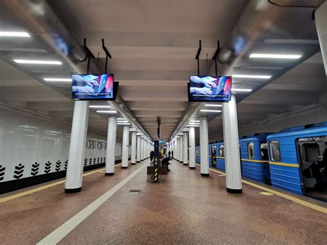 Станція метро Святошин у Києві орнаменти на стінах та сучасна