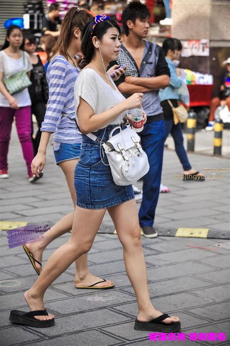 街拍：上海街上一極品好身材的女神，牛仔短裙秀出修長大腿 壹讀