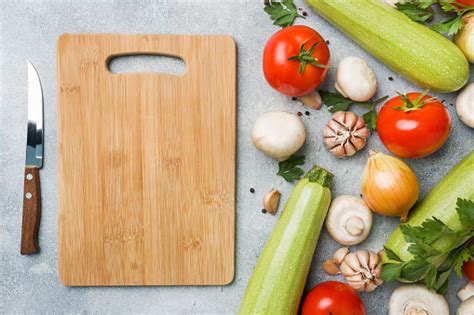 회색 콘크리트 배경에 다른 계절 야채의 집합입니다 토마토 호박 양파 마늘 버섯 파슬리 향신료 프레임 복사 공간입니다 개체 그룹에