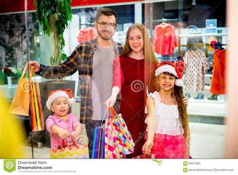 Compras Felices De La Familia Foto De Archivo Imagen De Bolsos