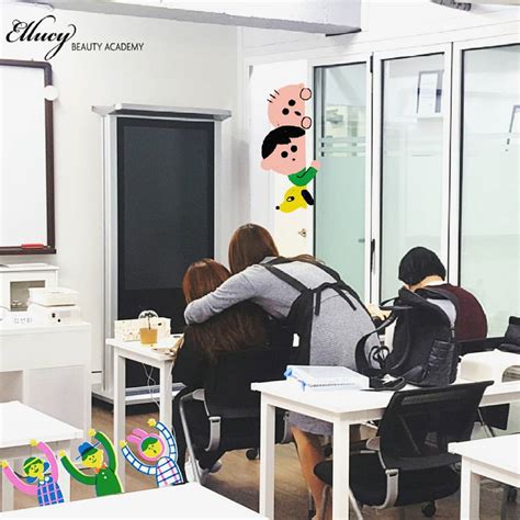 엘루씨아카데미 원장님의 백허그 😃 정규반 수강생분의 자세교정중이세요~~ 제일 중요한 기초자세부터 다양한 방법으로 차근차근 단계별로 배우는 엘루씨 정규