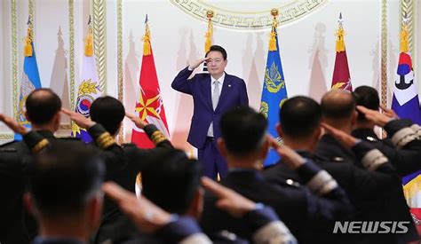 거수경례 받는 윤석열 대통령