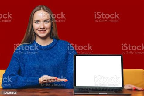 카페 나 사무실에서 아름 다운 행복 한 여자입니다 그녀는 파란색 스웨터를 입고 설계를 위한 공간을 복사합니다 감정과 선물이 있는 컨셉 14에 대한 스톡 사진 및 기타 이미지