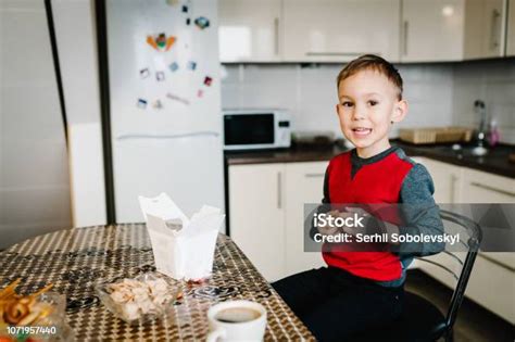소년이 먹고 달콤한 맛 갓 구운 베이글 아들은 아침에 차를 마시는 가정에서 부엌에서 아침 식사 가족 먹고 사람들이 개념입니다 가정 생활에 대한 스톡 사진 및 기타 이미지