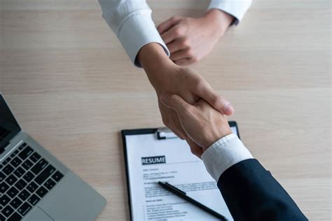 Los Empresarios Y Los Buscadores De Empleo Se Dan La Mano Después De