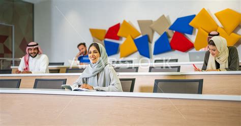 طلاب جامعيون عرب سعوديون خليجيون في قاعة المحاضرات في الجامعه التفاعل