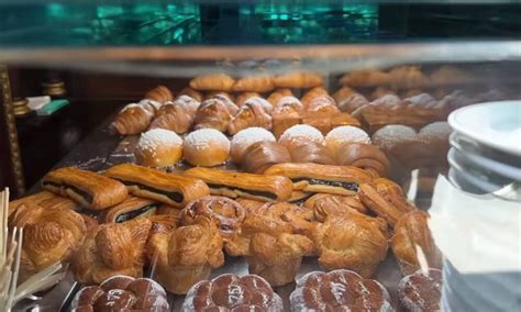 A Torino Alla Farmacia Del Cambio Una Coda Incredibile Per La Colazione E Per Il Croissant Cubico