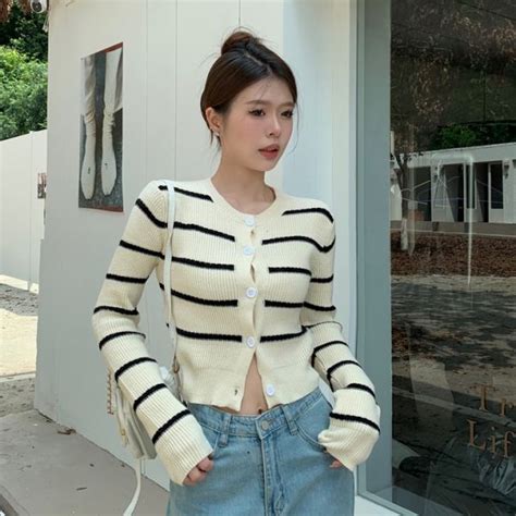 스트라이프 패턴 라운드넥 슬림 크롭 니트 가디건 카디건 봄 가을 오피스룩 예쁜 코디 데이트 데일리 캐주얼 러블리 결혼식투피스