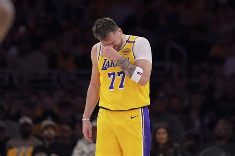 Avots Mavs Simulēja Dončiča Traumu Lai Slēptu Fiziskās Kondīcijas Problēmas