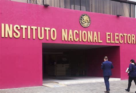 Ordena INE quitar espectaculares que promueven revocación de mandato