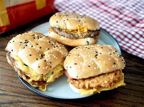 マクドナルド新商品「ゴジラバーガー」3種食べ比べ。ゴジラの理由はバンズにあった！ Macaroni
