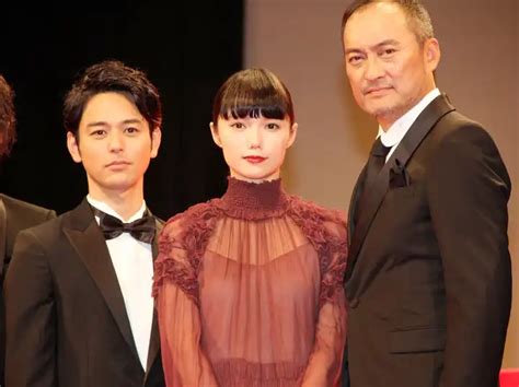 【写真 14 16枚】妻夫木聡：恋人役を演じた綾野剛とがっちり抱擁 「剛がいたからこそ…」 Mantanweb（まんたんウェブ）