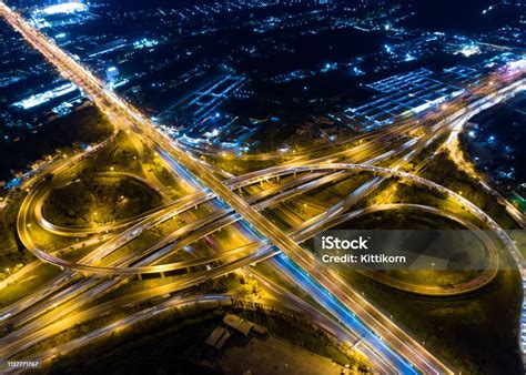 曼谷高速公路頂視圖 高速公路高速公路和夜間高速公路的頂視圖 城市的鳥圖交匯處 無人機射擊 高速公路是泰國重要的基礎設施 照片檔及更多 亞洲