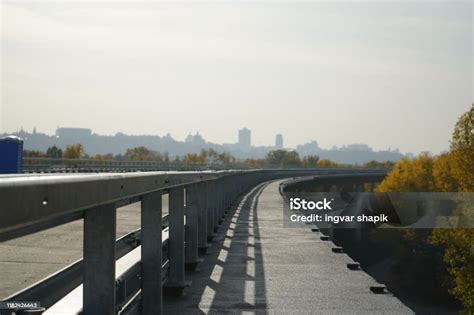 도시의 실루엣의 배경에 대한 미완성 다리 미완성 고속도로 멀리 도시 오로반의 펜더 0명에 대한 스톡 사진 및 기타 이미지 0