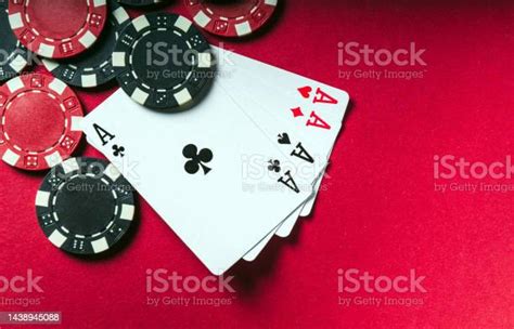 4 종류 또는 쿼드 핸드가있는 포커 게임 빨간 테이블에 칩과 카드 포커에 대한 스톡 사진 및 기타 이미지 포커 도박 겜블링 칩 Istock