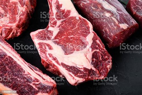고기 배경 요리 검은 돌 배경에 요리 향신료와 허브와 원시 토마호크 스테이크 Steakhouse에 대한 스톡 사진 및 기타 이미지 Steakhouse 갈비 스테이크