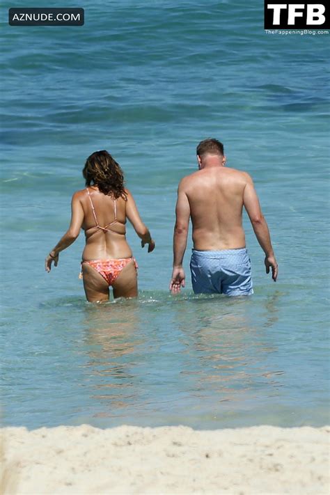 Kate Walsh Sexy Seen Flaunting Her Hot Body In A Bikini At The Beach