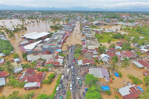 At Least 10 Dead Thousands Displaced After Severe Indonesia Floods