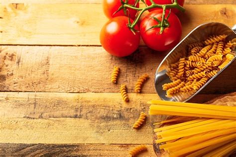 토마토 이탈리아 스파게티 파스타의 잔가지 나무 배경에 요리 배경 다이어트 맛있고 건강한 음식 레스토랑 메뉴 수제 메뉴 건강한
