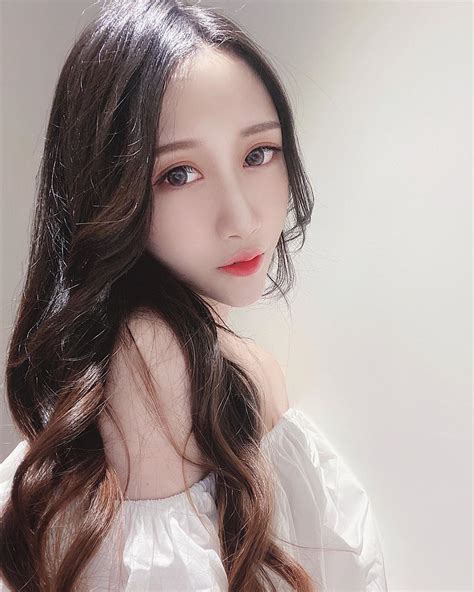 【ev女孩】大眼正妹「圓圓」更衣室內狂擺性感嫩體，伸出「白嫩玉腿」讓腿控超想闖！ Ev撲克官網