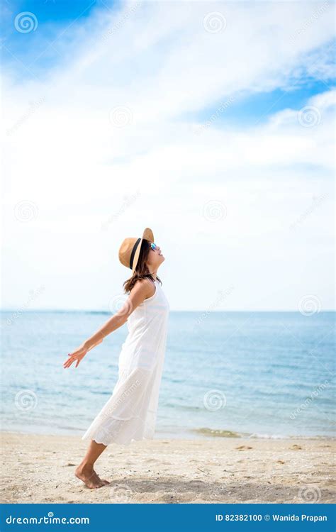 As Jovens Mulheres Que Saltam E Felizes Na Praia Foto De Stock Imagem