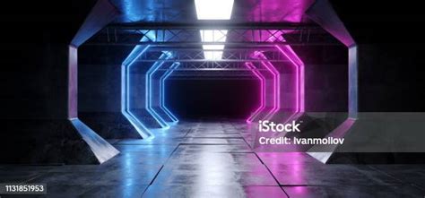 미래 우주선 네온 형광 발광 호화 스러운 Led 레이저 자주색 파란 빛은 어두운 그런 지 구체적인 갱도 복도 타일 바닥 외계인 3d 렌더링을 빛난다 0명에 대한 스톡 사진
