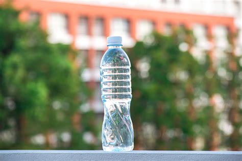 하늘과 나무 흐린 배경에 플라스틱 만든 병 물 벽지를 사용 하 여 패키지 또는 이미지 및 복사 공간을 새로 고침 제품 0명에 대한 스톡 사진 및 기타 이미지 Istock