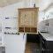Dans cette tiny house de m le lit descend ou monte à votre choix plan inclus