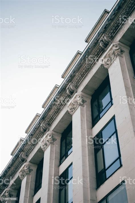 대리석 벽과 투명한 파란색 창문이 있는 현대적인 건물의 수직 로우 앵글 샷 0명에 대한 스톡 사진 및 기타 이미지 0명