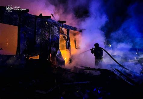 Внаслідок ворожої атаки у трьох районах Київській області пошкоджені будинки та магазин