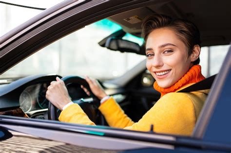 Belle Jeune Femme Aux Cheveux Courts Conduit Une Voiture Dans La Ville