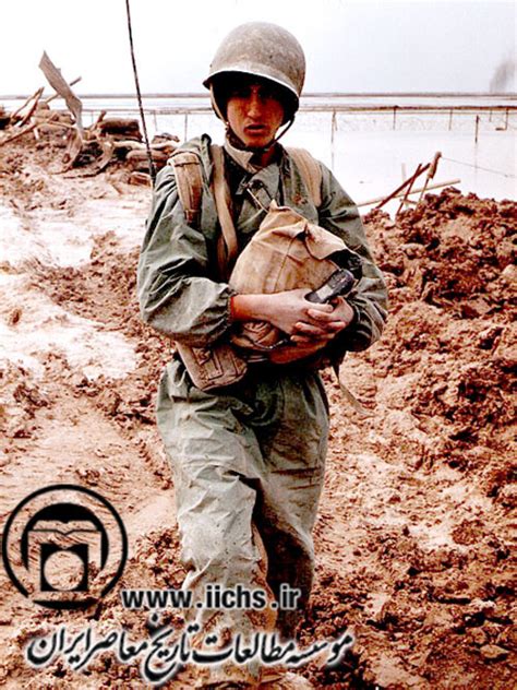 «نوجوانان در جبهه‌های نبرد، در دوران دفاع مقدس در آیینه تصاویر اسلايد تصاوير عکس شماره 1