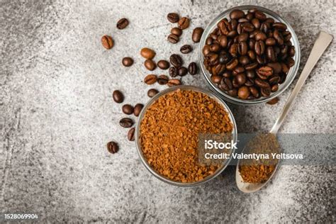 돌 배경에 인스턴트 커피와 커피 원두 향기로운 커피 음료 텍스트를 위한 위치입니다 복사 텍스트를 위한 공간 0명에 대한 스톡 사진 및 기타 이미지 Istock