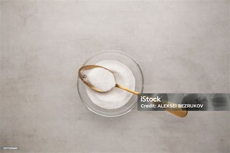 유리 그릇에 콜라겐 분말과 밝은 돌 배경에 황금 숟가락 여분의 단백질 섭취 피부 뼈에 대한 천연 미용 및 건강 보조 식품 플랫 레이 상단 뷰 복사 공간 0명에 대한 스톡