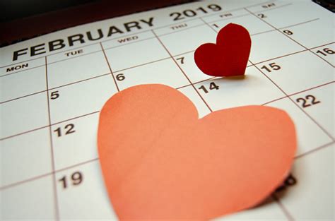 2 월 14 일을 표시 하는 붉은 마음 종이 흰색 달력에 발렌타인 14에 대한 스톡 사진 및 기타 이미지 14 2월 계획