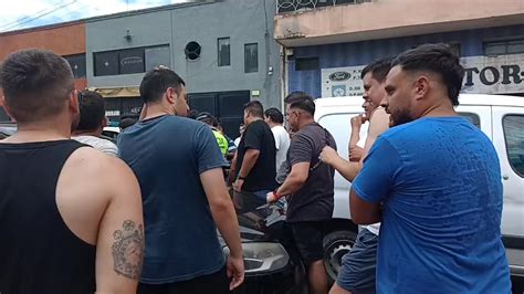 Taxistas Detuvieron A Un Uber Y Se Armó Una Batalla Campal By El Tucumano