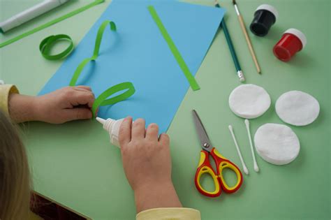 단계별 Diy 프로세스 폐기물 제로 개념 창의력 제작 면봉으로 만든 봄 헌병 3 단계녹색 스트립을 종이에 붙입니다 Diy에 대한