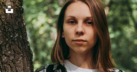 흑인과 백인 체크 무늬 드레스 셔츠에 여자 사진 Unsplash의 무료 소녀 이미지