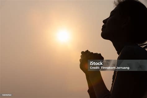 예배에서 손을 들고 있는 여자 신을 위해 기도하는 여자 기독교 종교 개념 배경 25 29세에 대한 스톡 사진 및 기타 이미지