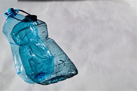 白い背景に分離された破砕されたペットボトル からっぽのストックフォトや画像を多数ご用意 からっぽ くしゃくしゃ ねじれた Istock