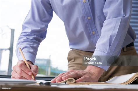 건설 계획에 사무실에서 작업 하는 건축가 엔지니어는 직장에서 청사진을 검사 합니다 남자 스케치 부동산 프로젝트입니다 책상에