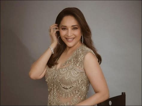 Madhuri Dixit Give The Romantic Scene With Vinod Khanna In Dayavan