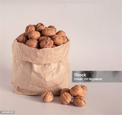 흰색 바탕에 종이 봉지에 호두 천연 성분 클로즈업 쇼핑 식료품 개념 견과류 배달 제로 웨이스트 푸드 쇼핑 복사 공간 건강한 생활방식에 대한 스톡 사진 및 기타 이미지