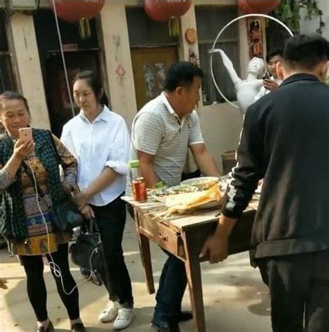 大衣哥朱之文家中設宴招待粉絲，女兒朱雪梅行為舉止引起網友熱議 每日頭條