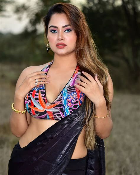 Tanu Agarwal Curvy Navel Exposed In Saree